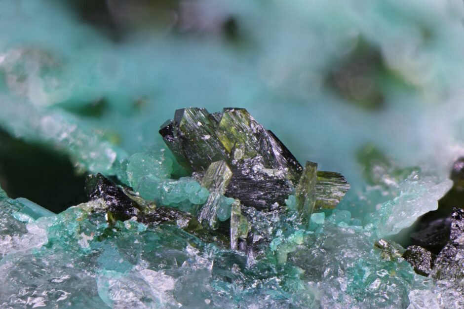 Olivenite, Chrysocolla, Clinoclase, Wheal Gorland, Cornwall – Minerals ...